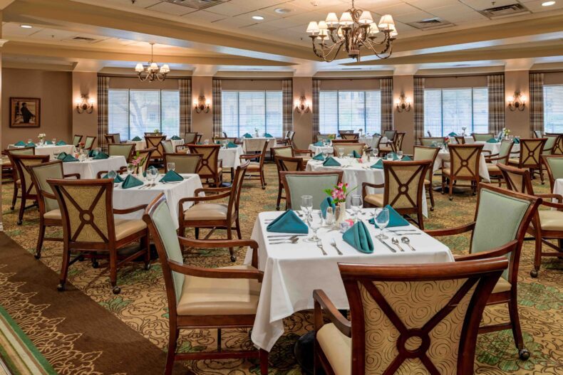 Dining & Cuisine - Heritage Tradition | SRG Senior Living